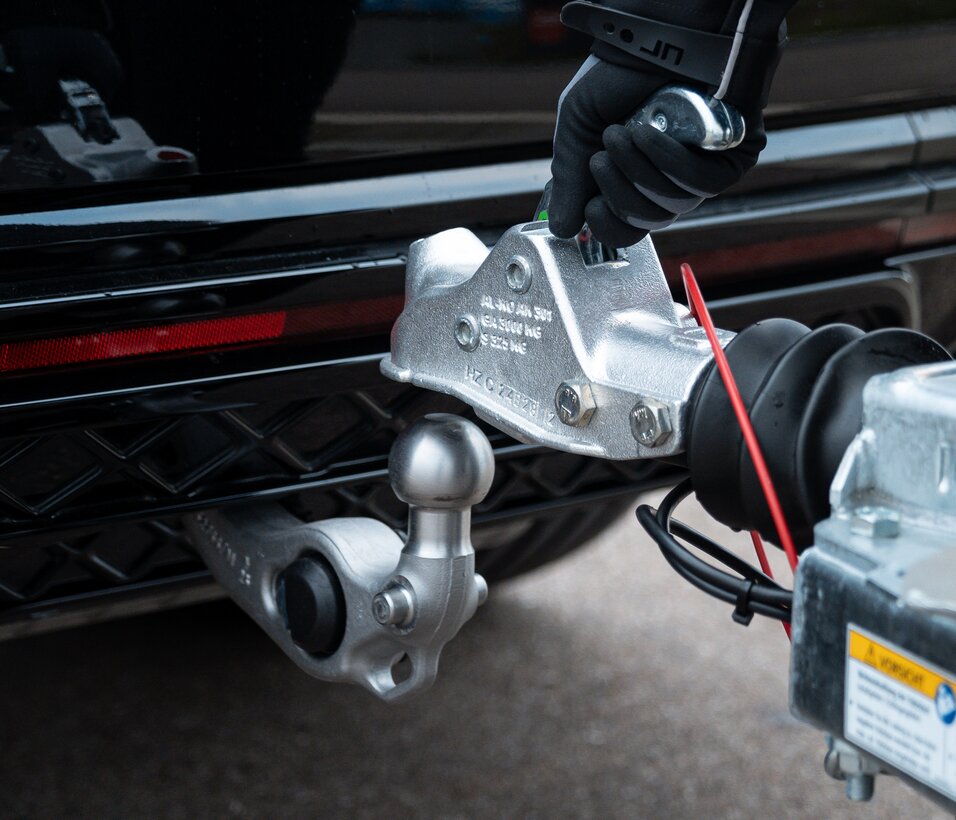 Humbaur | Uncouple the trailer correctly